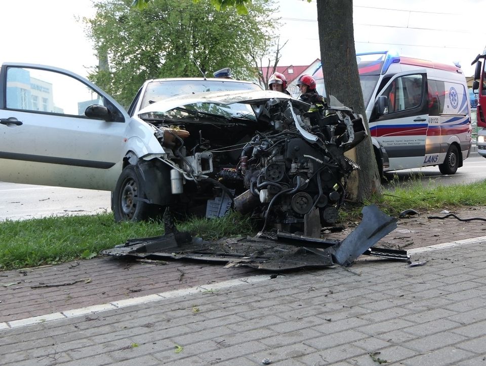 Wypadek na Płk Dąbka. Fordem uderzył w drzewo Wypadek na Płk Dąbka. Fordem uderzył w drzewo