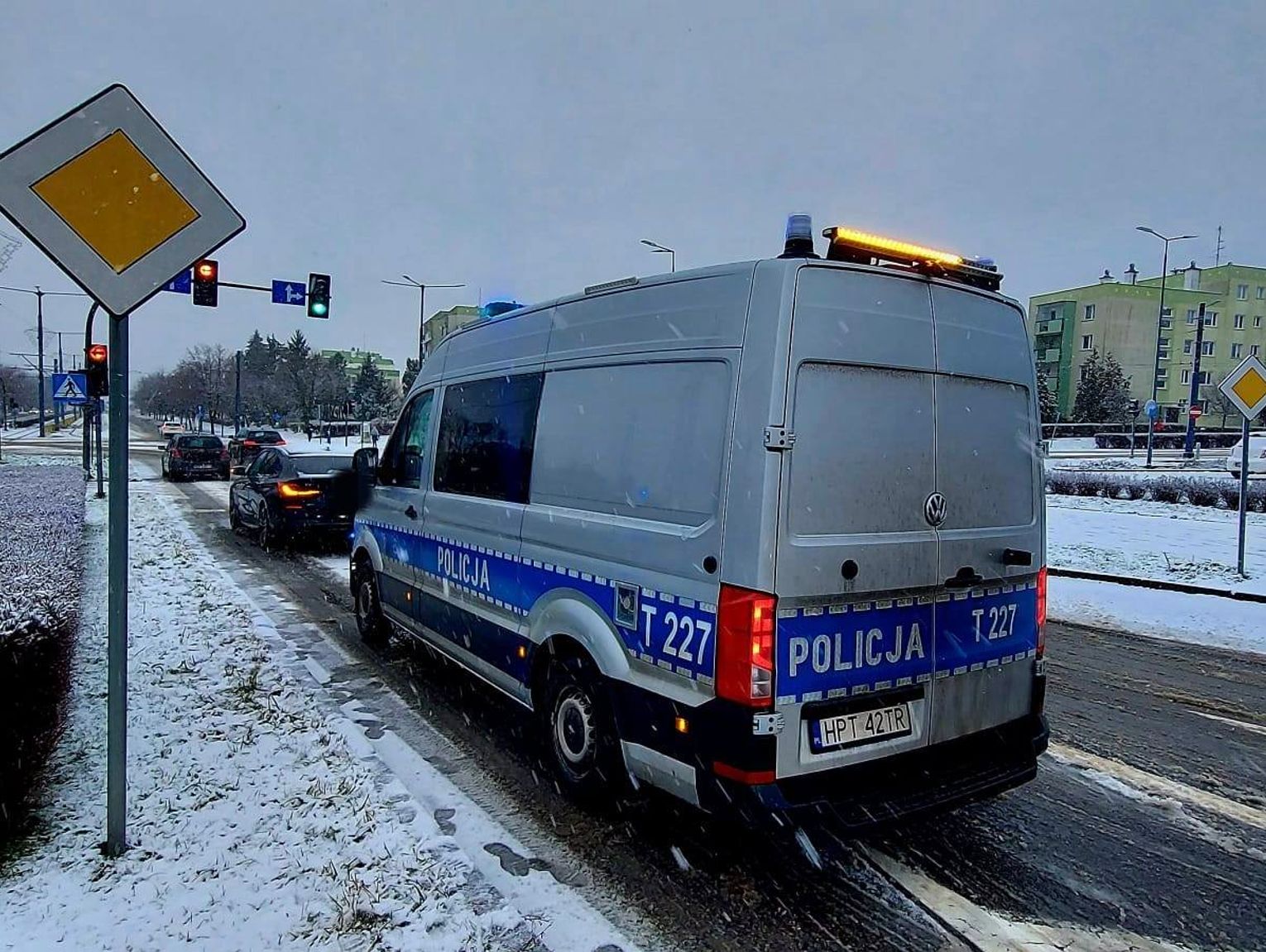 Kolizja karetki pogotowia na rondzie i stłuczka na Ogólnej
