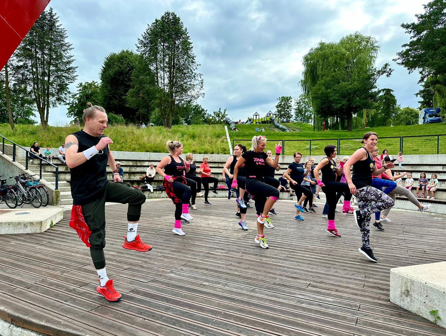 Rozgrzewająca zumba na placu Jagiellończyka