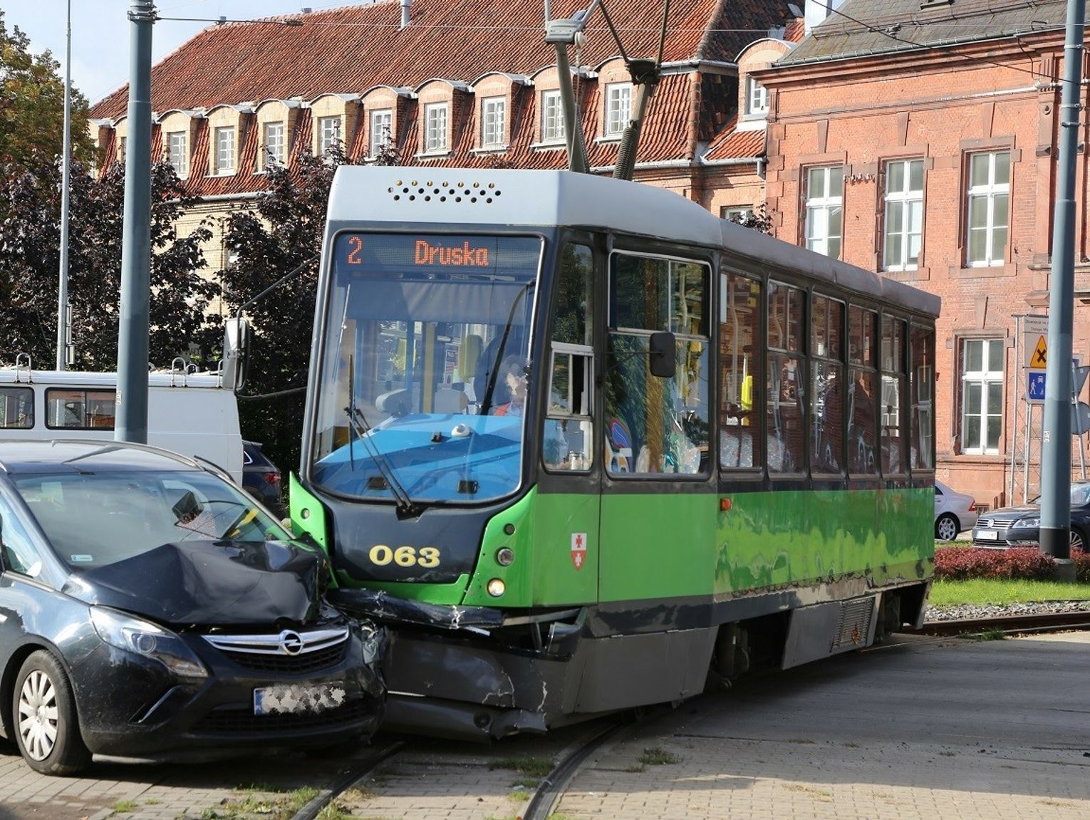 Zderzenie tramwaju z samochodem
