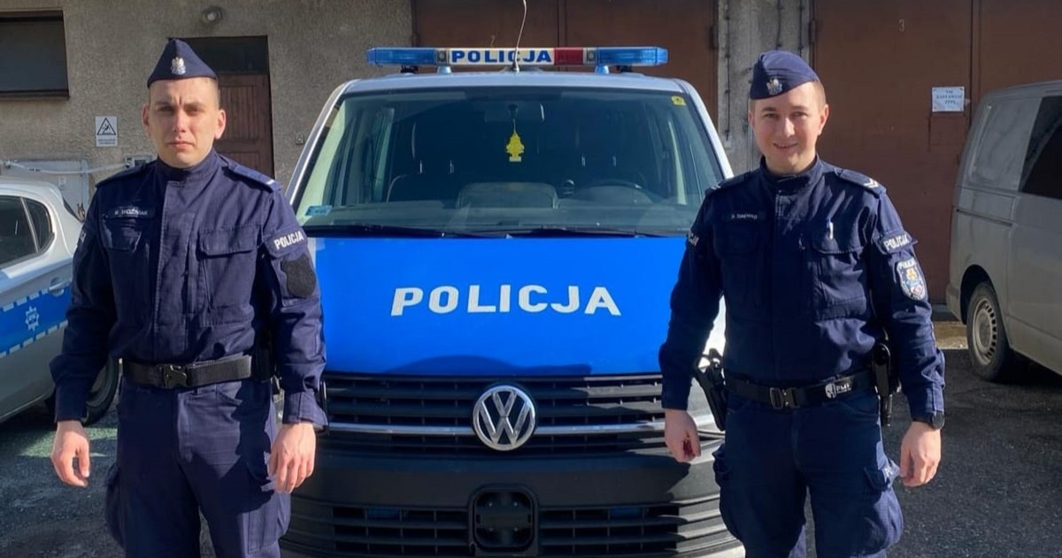 Uratowali kobietę - "wciągnęli ją do wnętrza mieszkania"